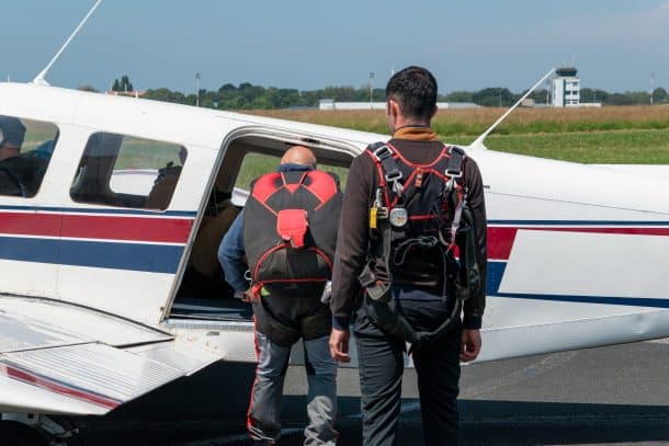 Saut en parachute pour un EVG : l'activité ultime avant le grand jour